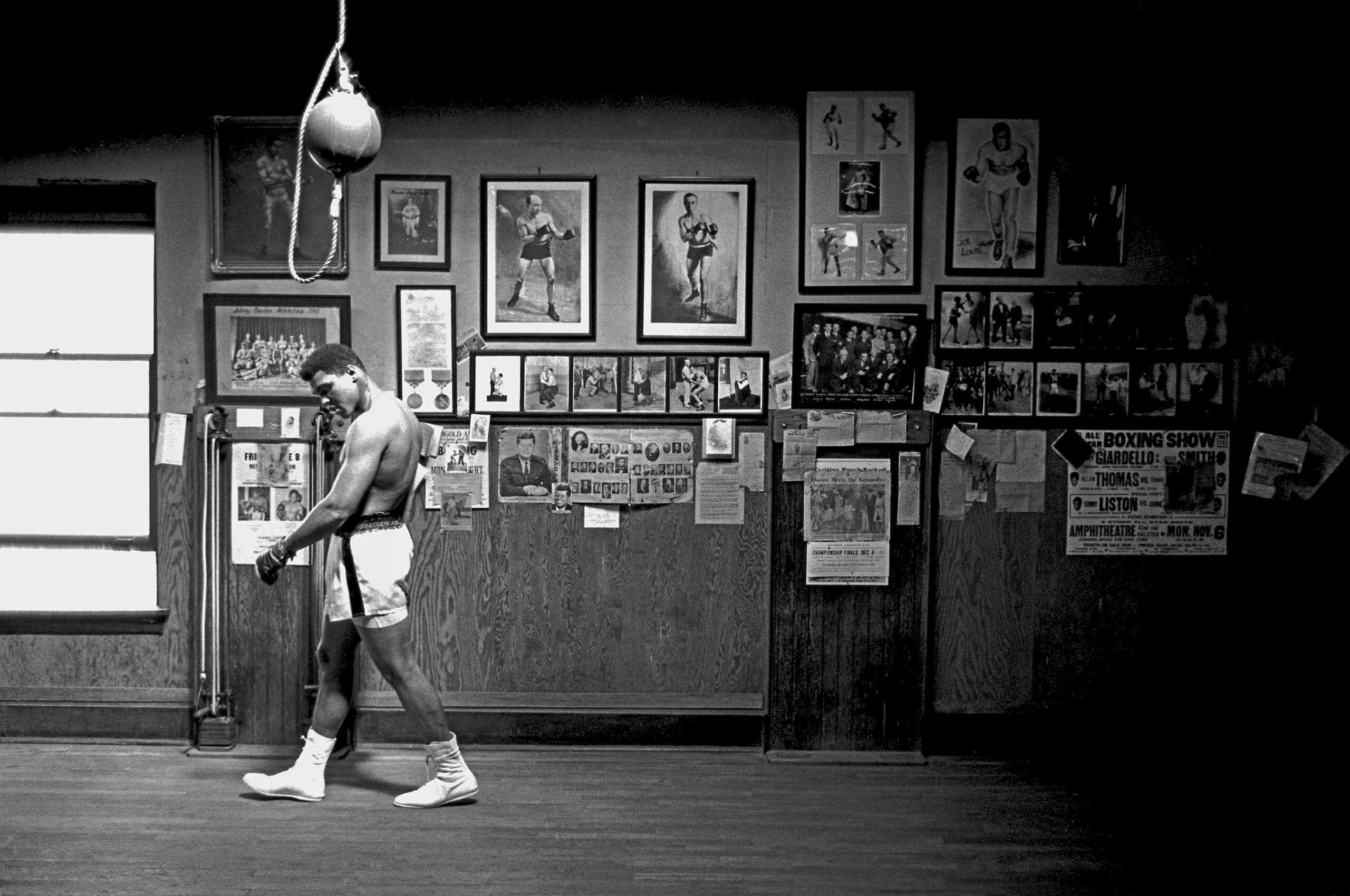 Thomas Hoepker: Muhammad Ali Walking in Gym - CAMERA WORK